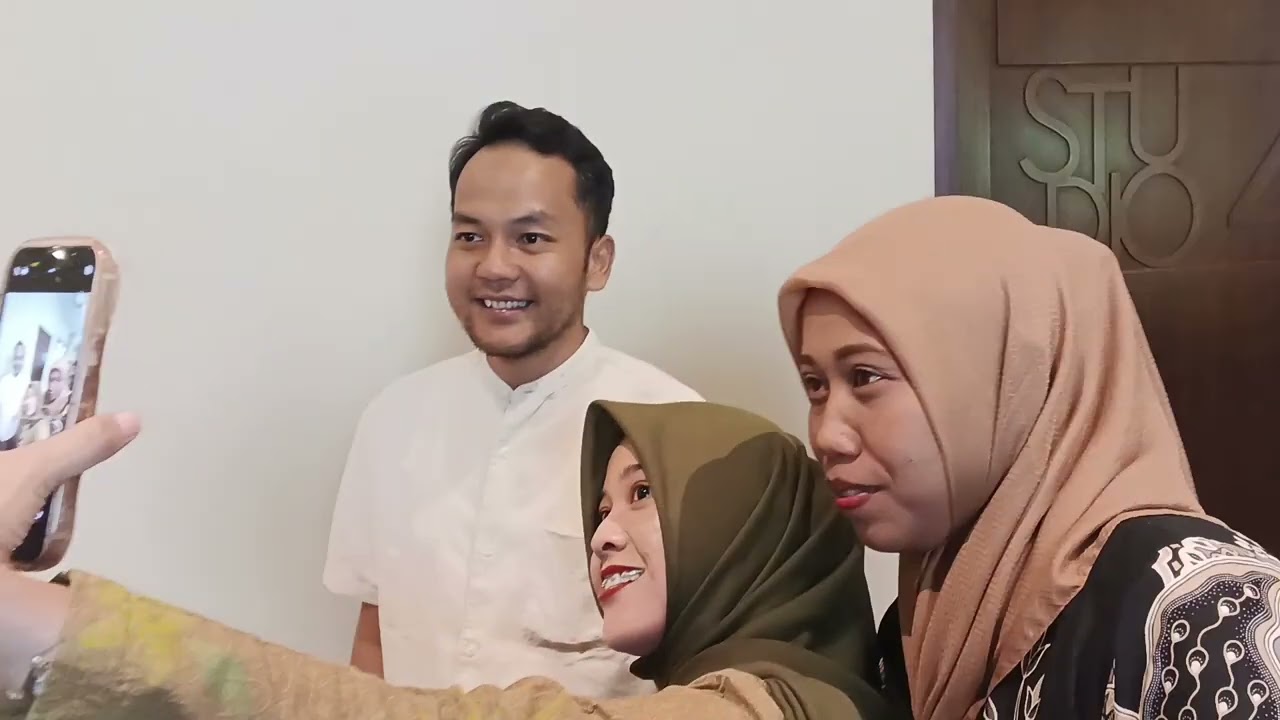 Respati dan Astrid Ikutan Nonton Bareng Premiere Film Ambyar Mak Byar ...